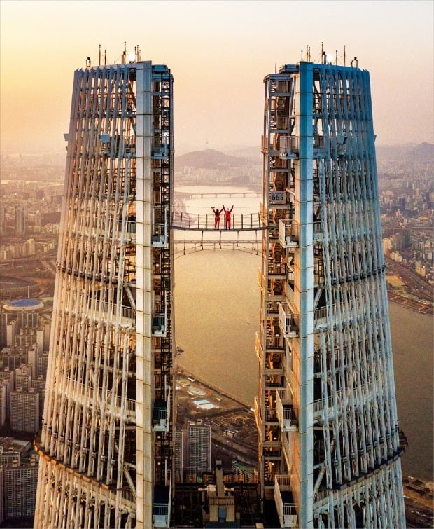 LOTTE TOWER SKYBRIDGE - CABLEBRIDGE